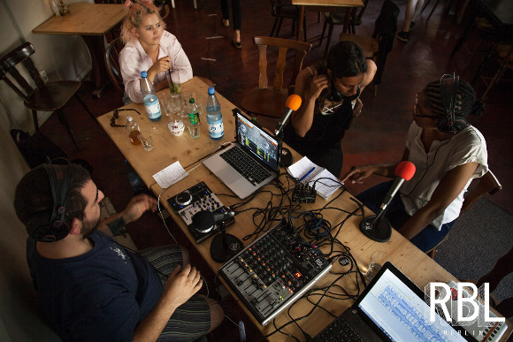 Help Berlin community station Radio Banda Larga · News RA