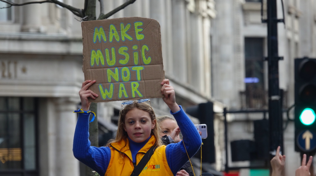 Thousands of ravers gather in London to protest war in Ukraine · News RA