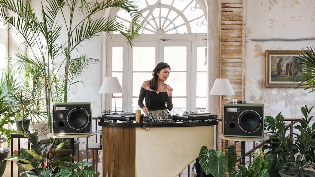 Coco Mar í a curates new Latin music compilation · News RA