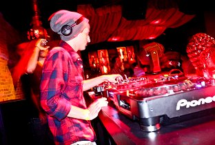 Alex Arias · Artist Profile