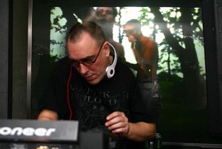 Andy Clarke · Artist Profile