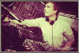 Florian Neubauer · Artist Profile