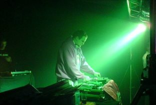 Harry Bee · Artist Profile