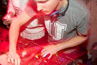 Max E · Artist Profile