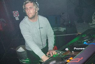 Nigel Moss · Artist Profile