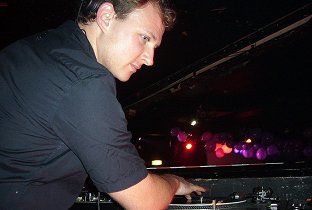 Simon Burnett · Artist Profile