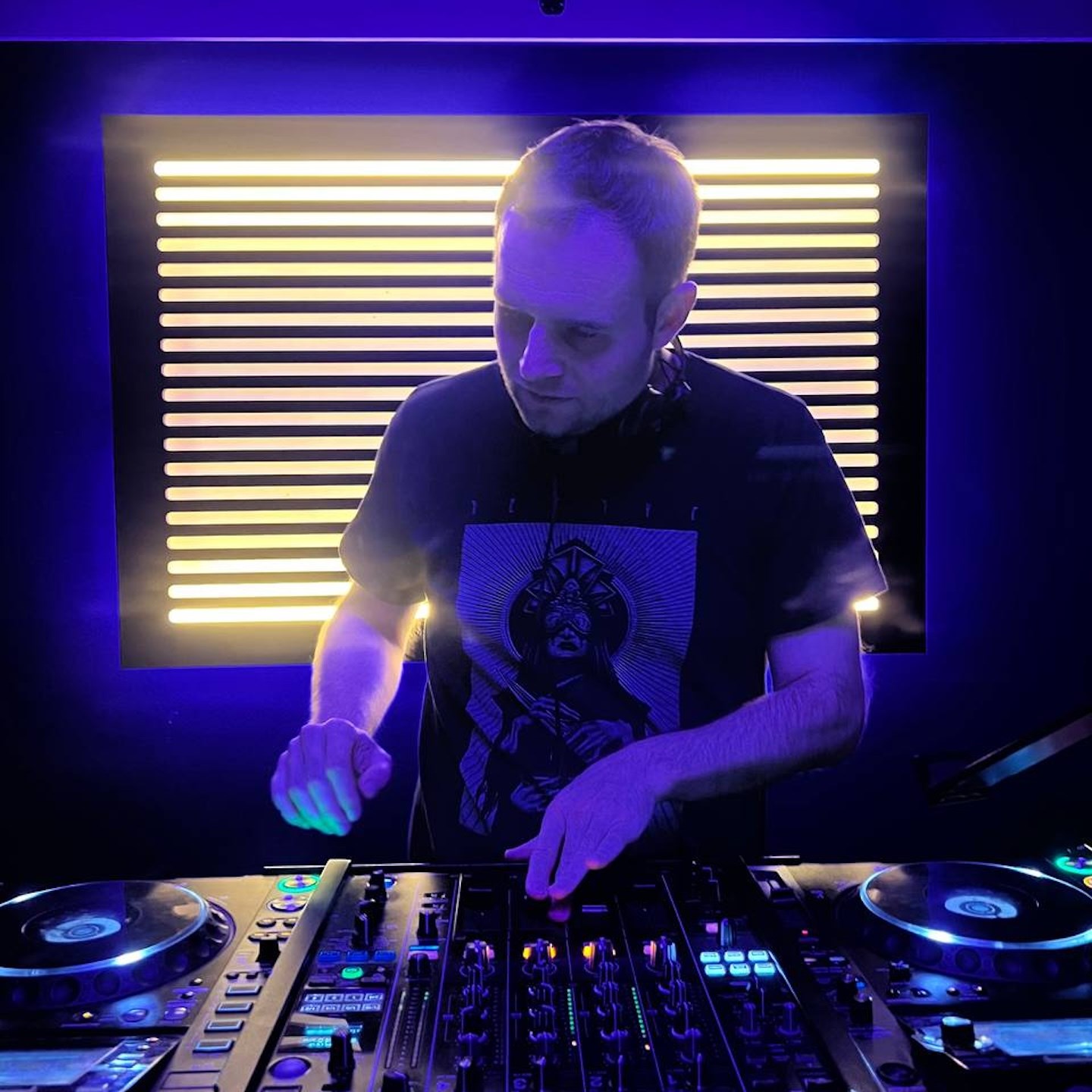 Andrew Beaton · Artist Profile