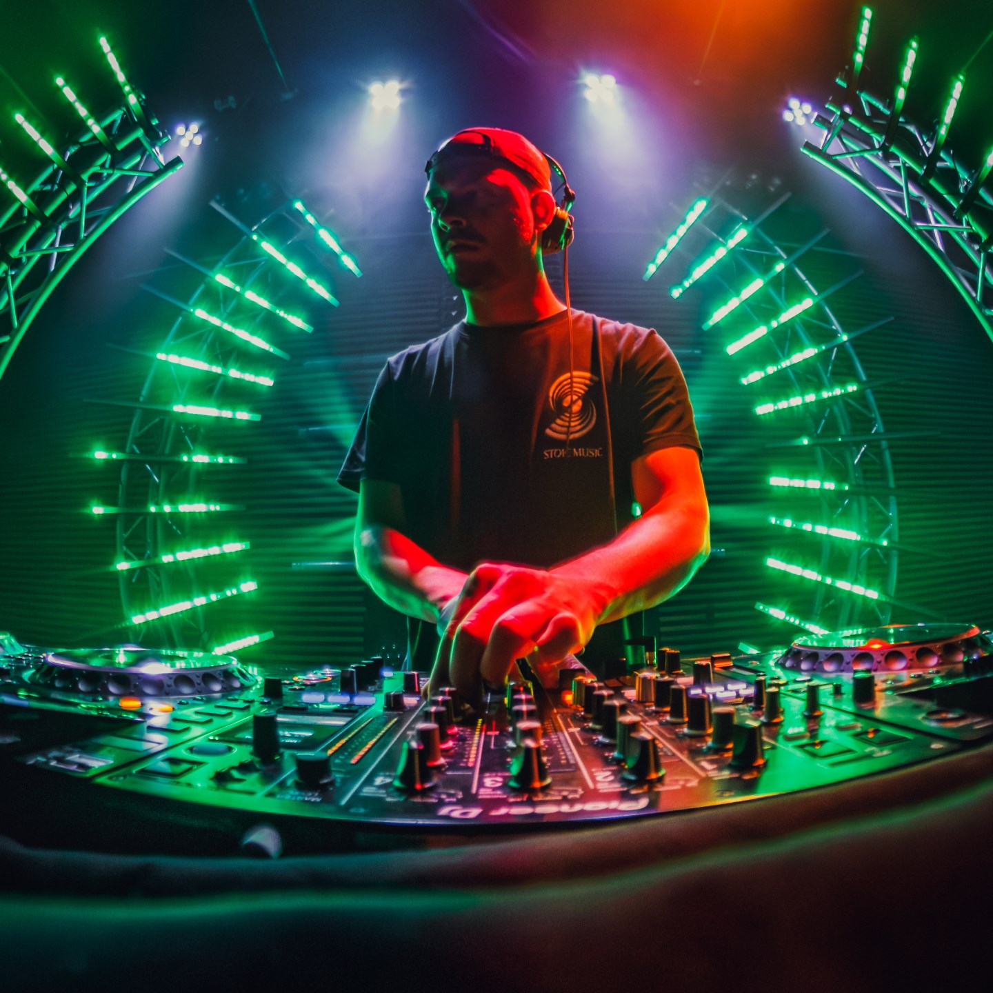 Anton Quasi · Artist Profile