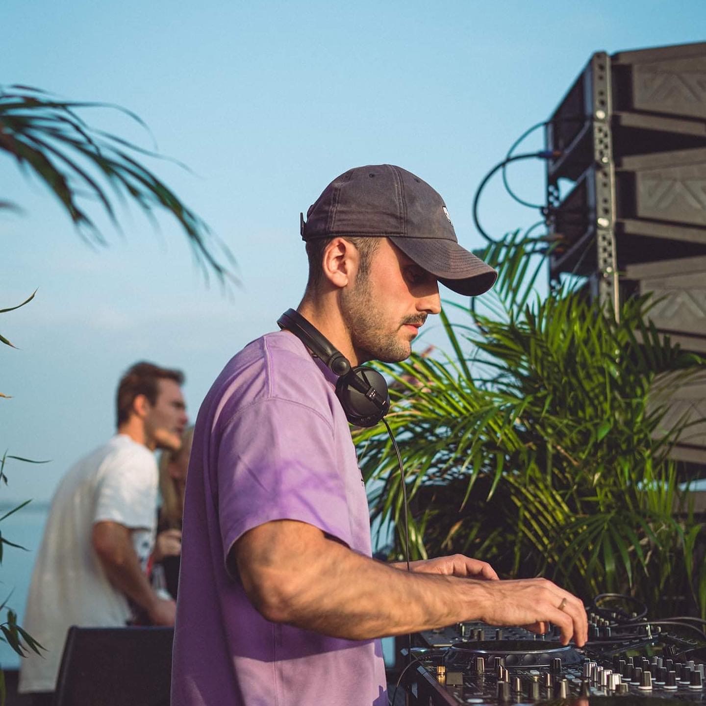 Binnie · Artist Profile