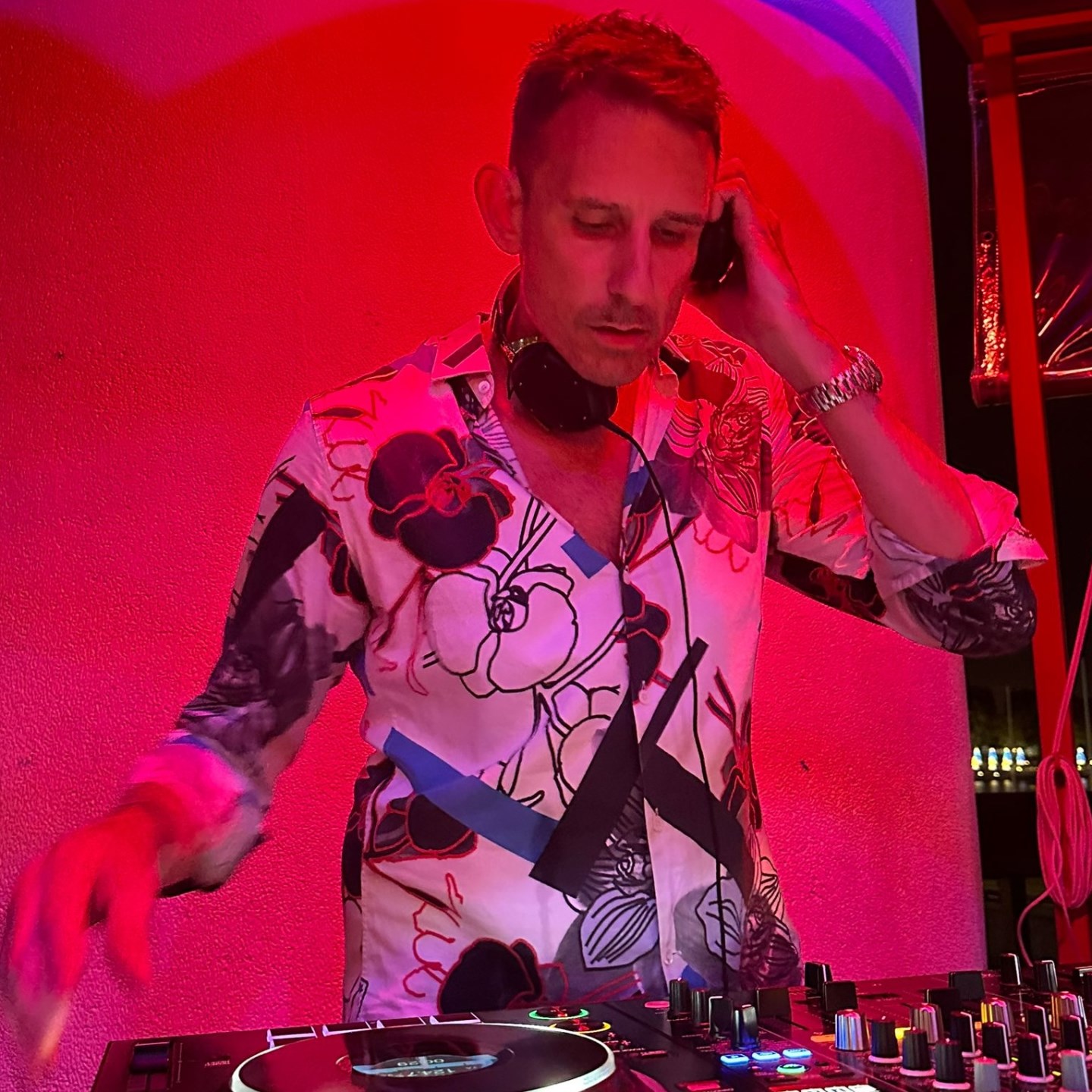 Daniel Higgins · Artist Profile