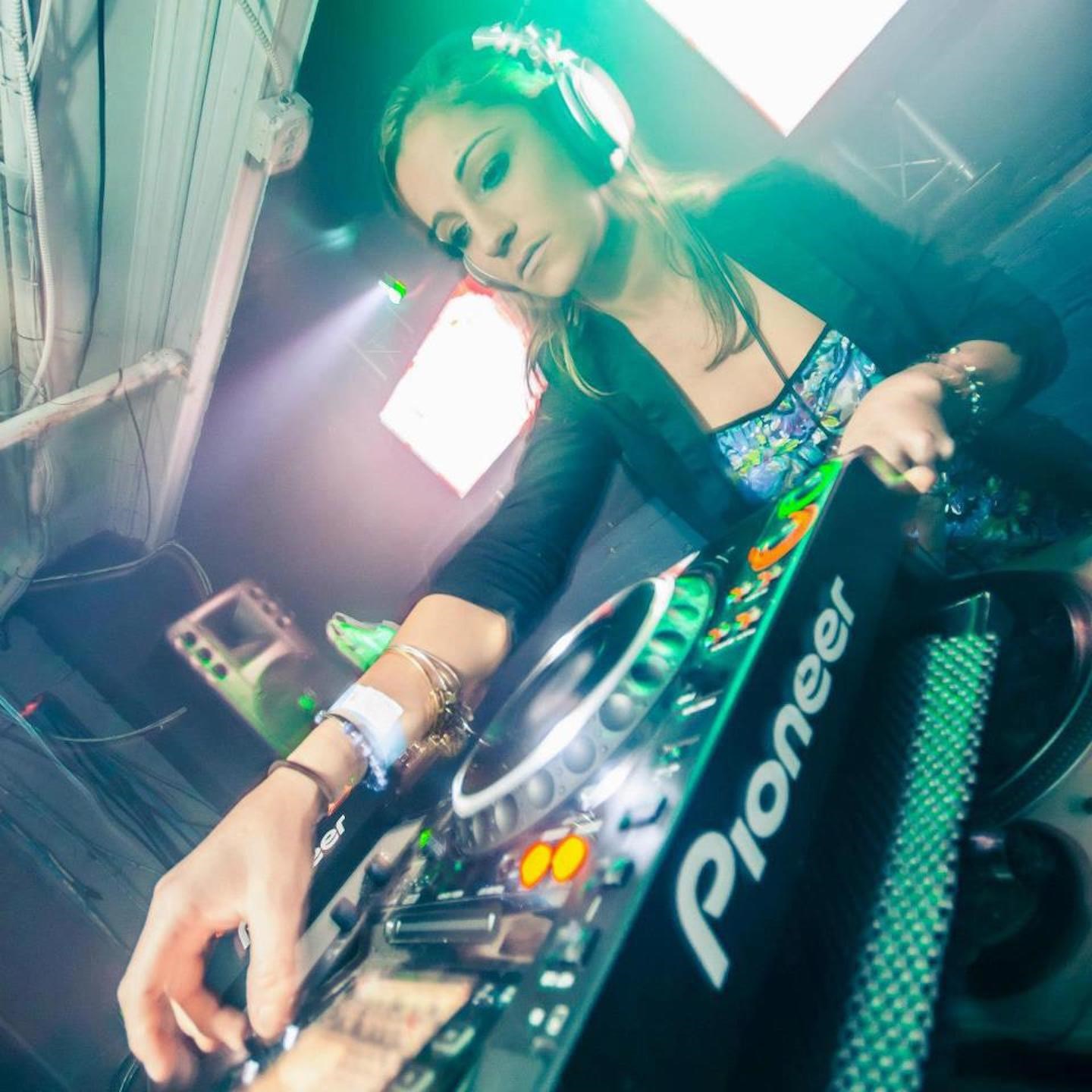 Danielle Dimond · Artist Profile