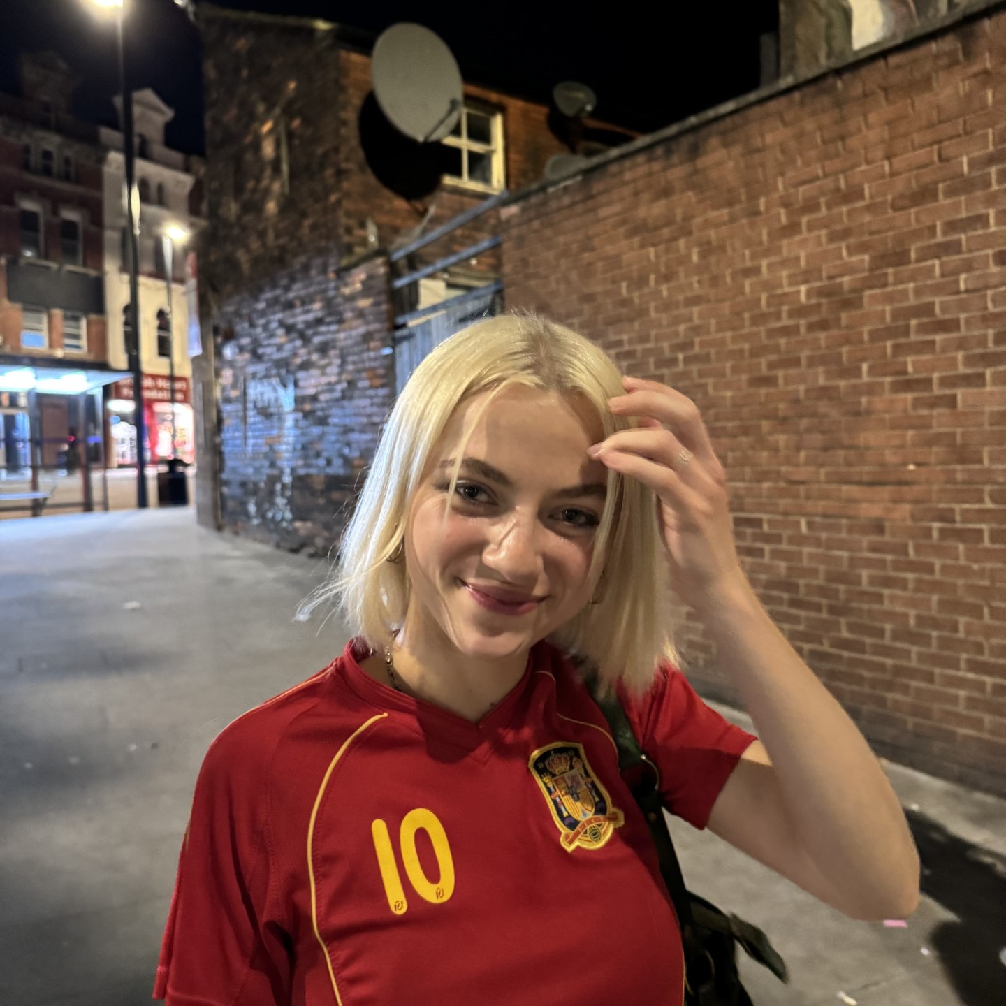 EEBEE · Artist Profile