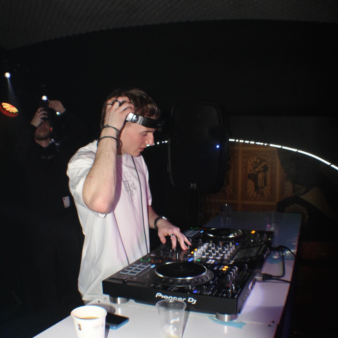 Eliot Bratton · Artist Profile