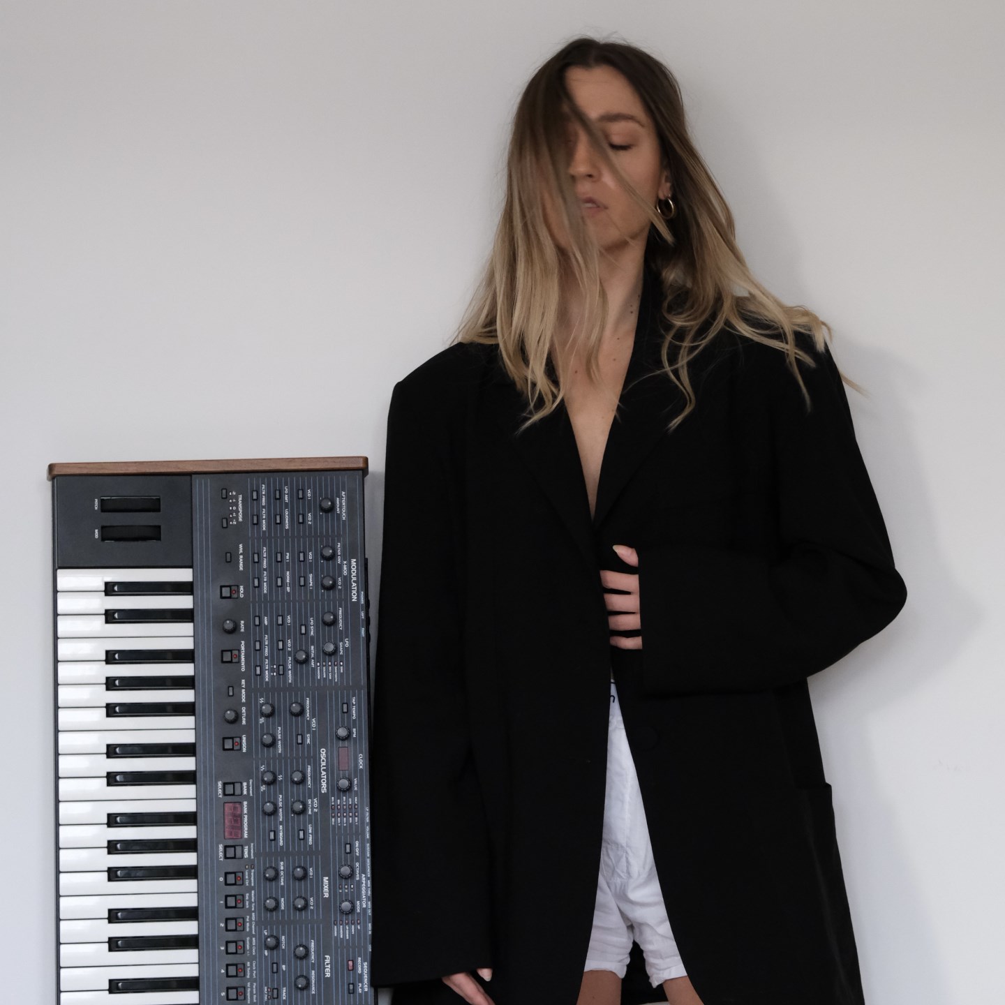 elli · Artist Profile