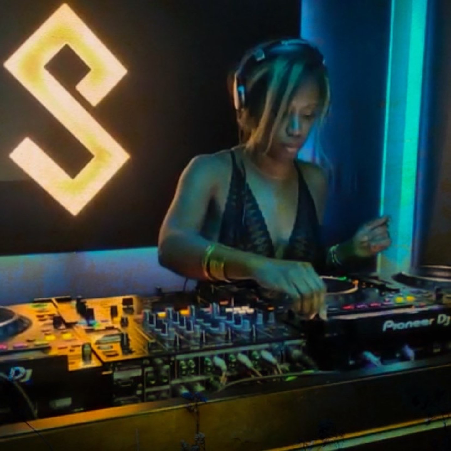 Farrah DJ · Artist Profile