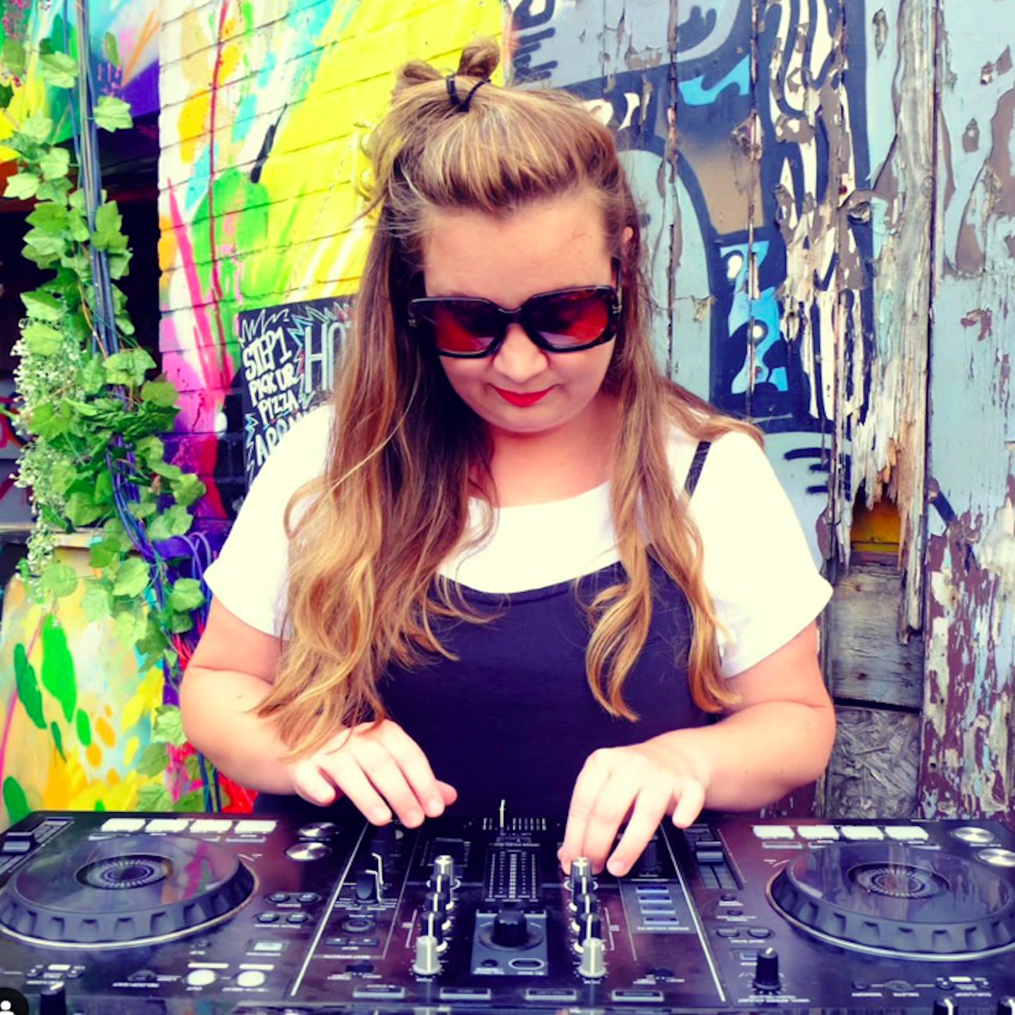 Laura Weaver · Artist Profile