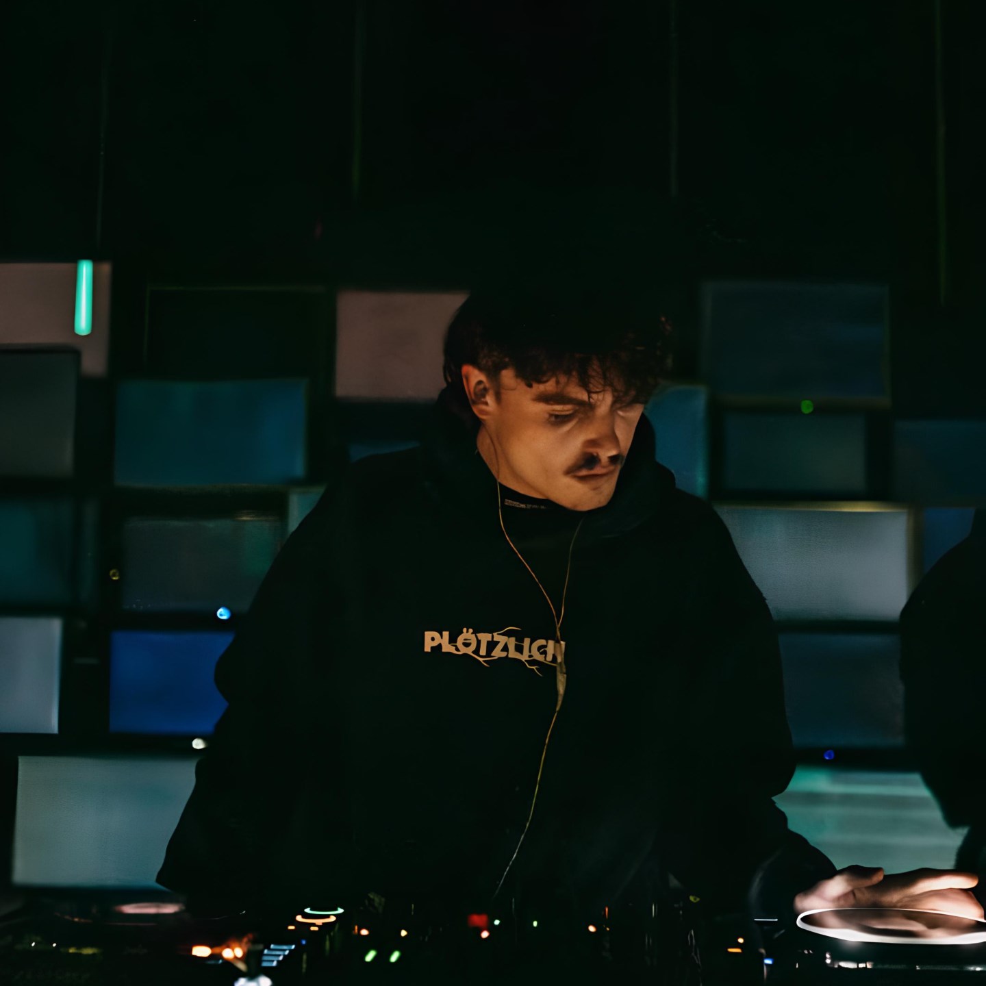 LEAN MARIS · Artist Profile