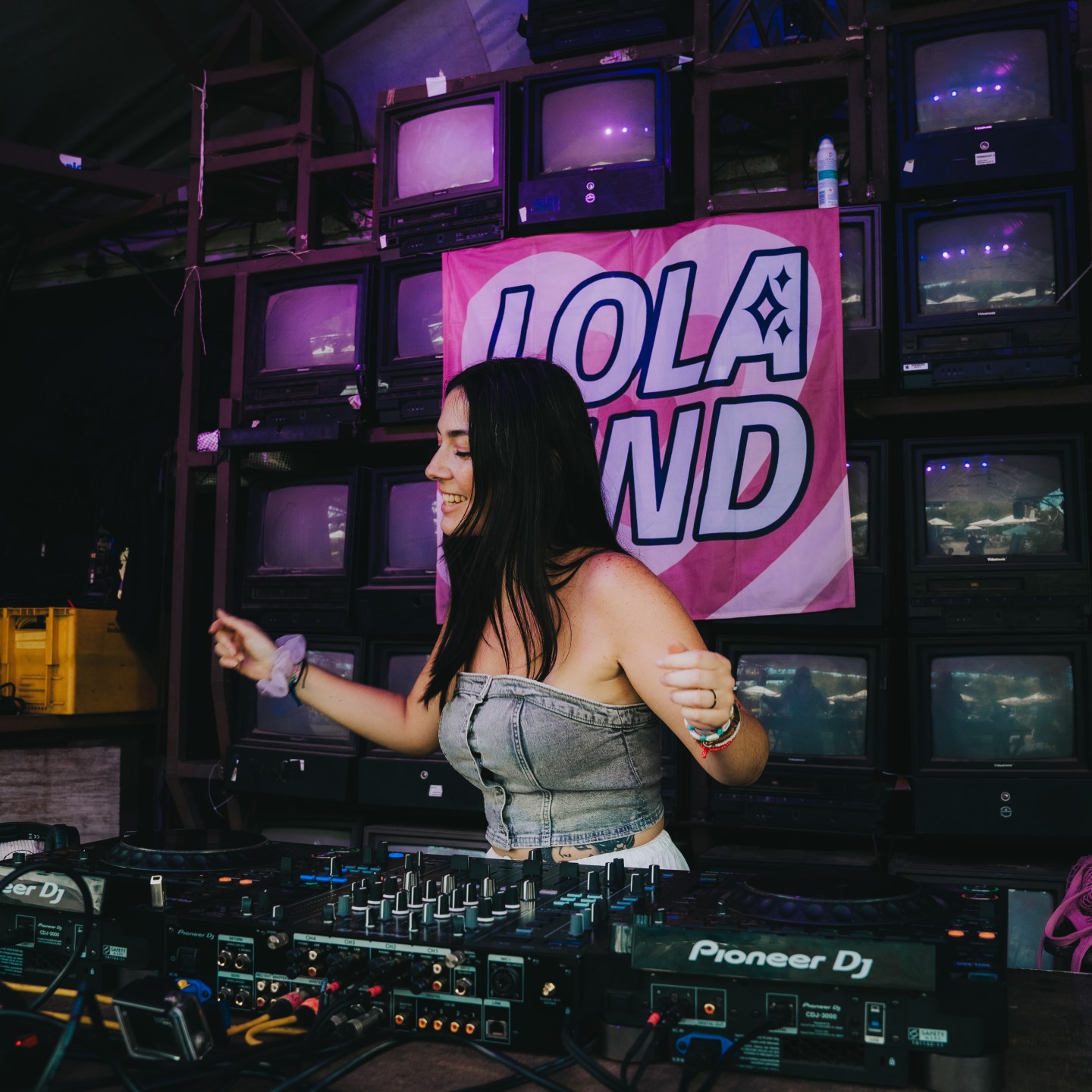 LOLA KiND · Artist Profile