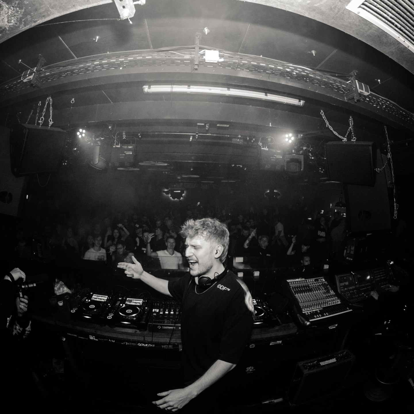 LYNE · Artist Profile