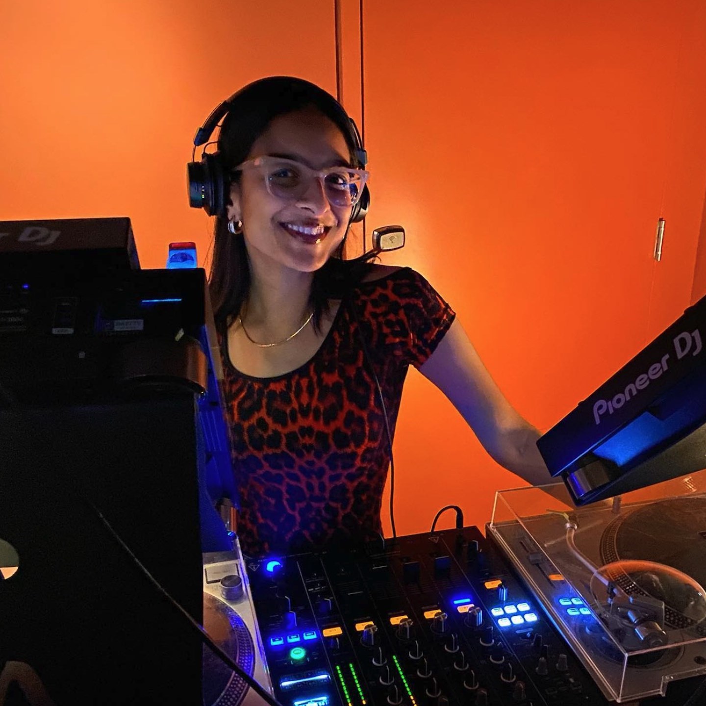 Roshanie · Artist Profile