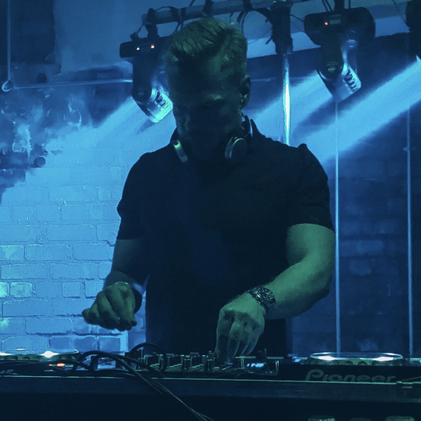 Tom Knight · Artist Profile