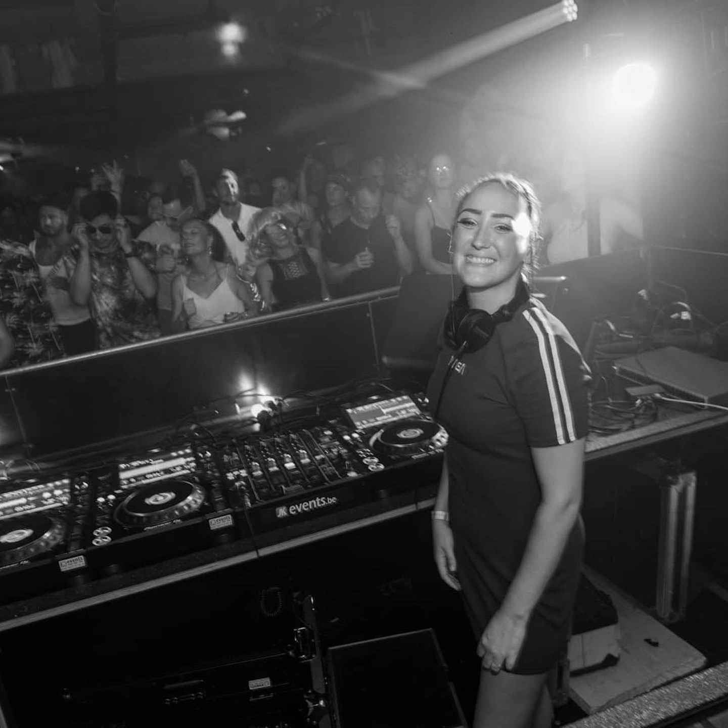 Vána Vivacious · Artist Profile