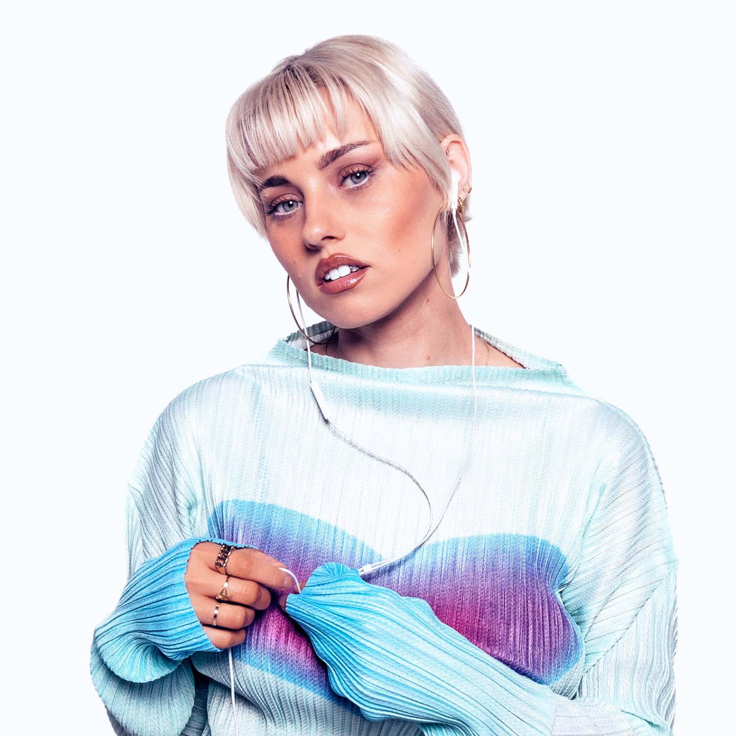 VICTORIA MOURA · Artist Profile