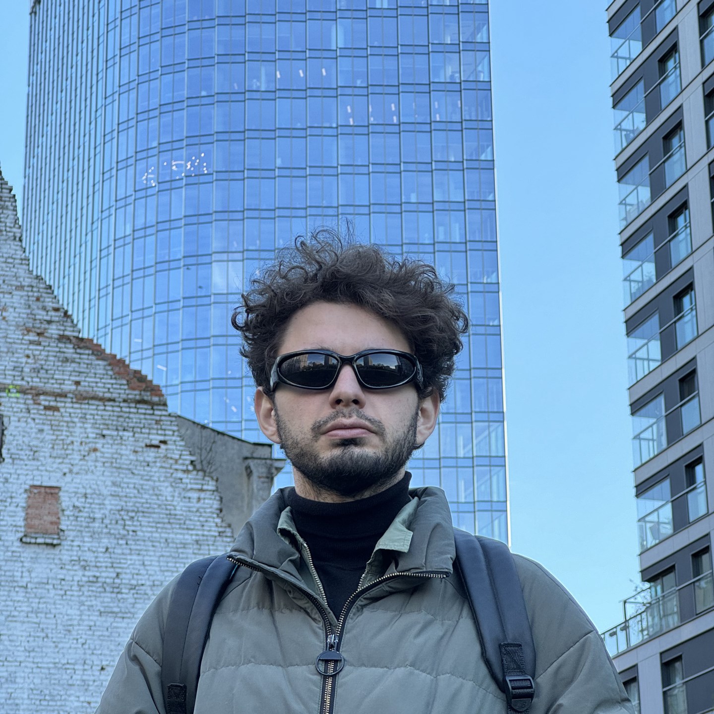 Yunis · Artist Profile