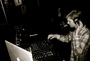 Thomas Amundsen · Artist Profile