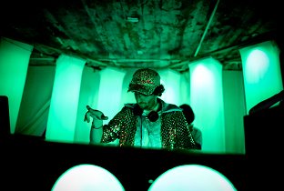 Toby Lyons · Biography